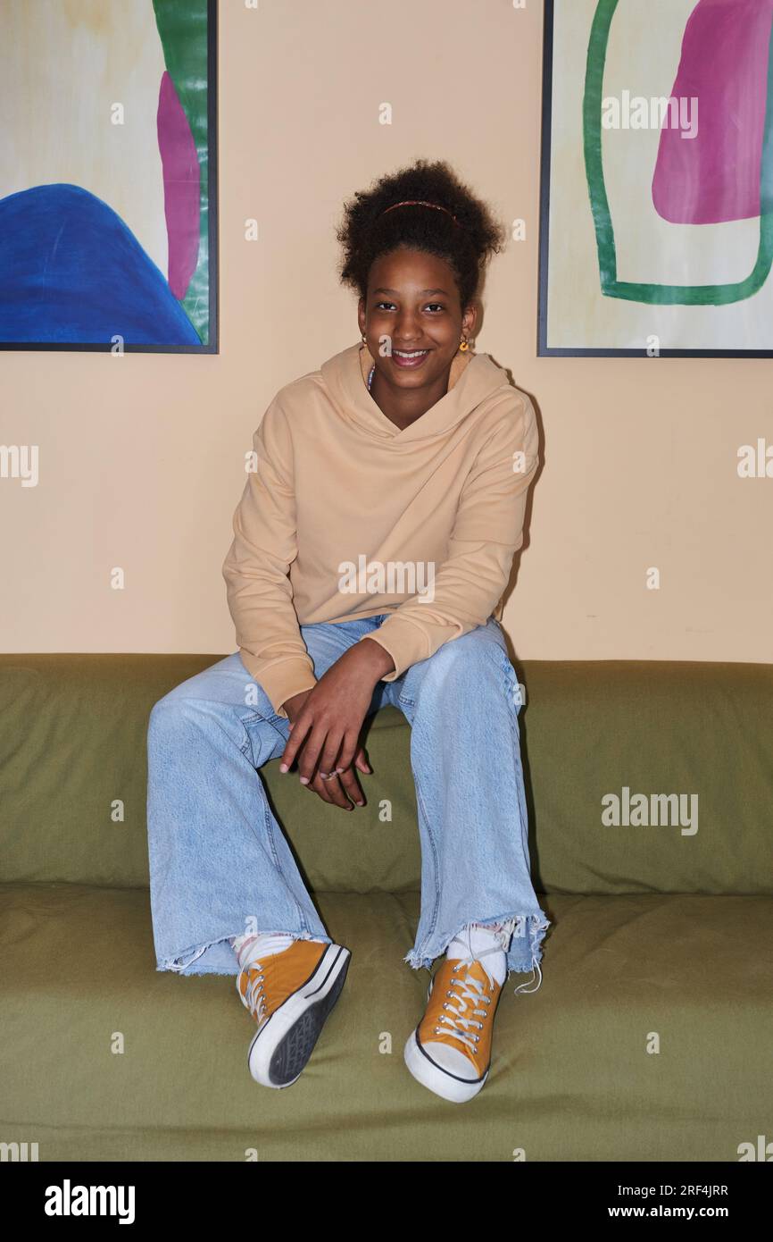 Portrait Teenage Girl Wearing Sneakers Banque De Photographies Et D