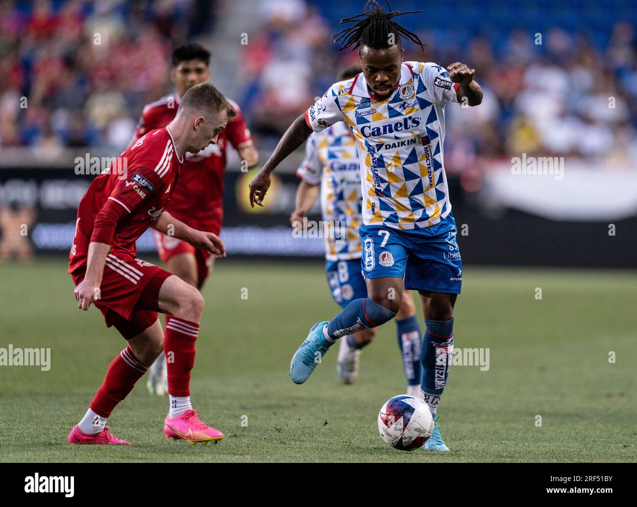 Jhon Murillo (7 ans) contrôle le ballon lors du match de la coupe des ...