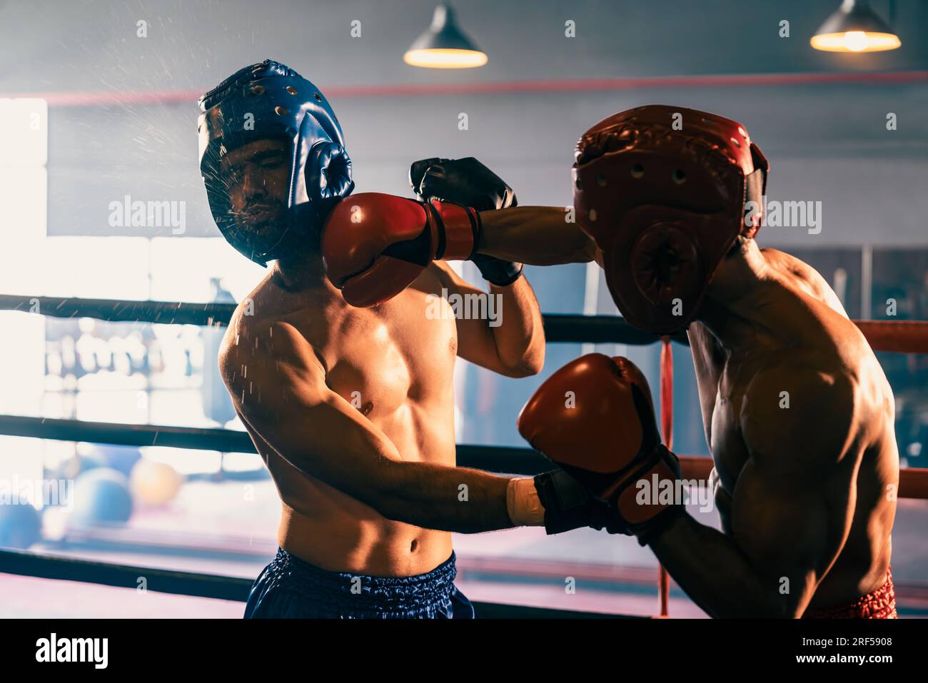 Deux boxers athlétiques et musclés avec casque de sécurité ou protège ...