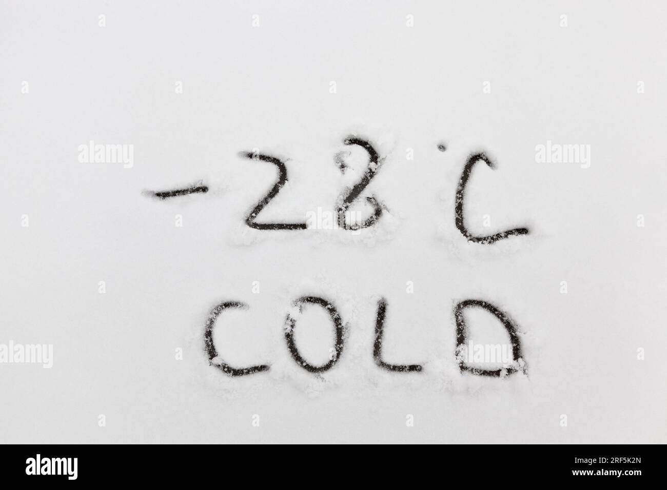 Dessiné sur la neige, des symboles de température indiquant un temps ...