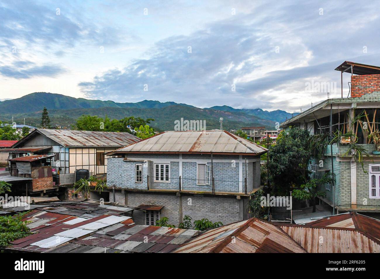 Churachandpur, Inde. 26 juin 2023. Une vue sur les maisons de la ville ...
