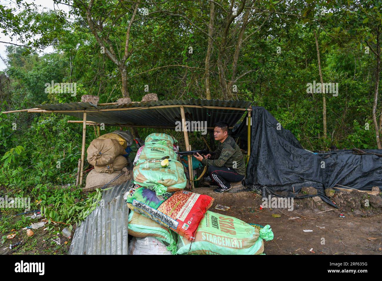 21 juin 2023, Churachandpur, Manipur, Inde : un volontaire du village ...