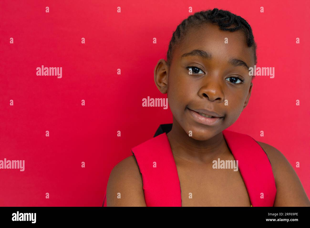 Portrait d'une écolière afro-américaine avec un sac d'école à l'école ... Portrait d'une écolière afro-américaine avec un sac d'école à l'école ...