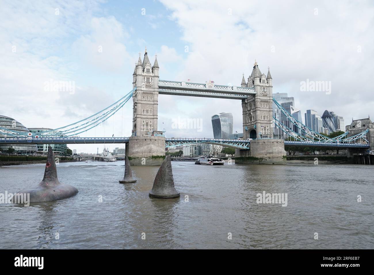 Modèles flottants d'ailerons de requin mégalodon par Tower Bridge lors ...