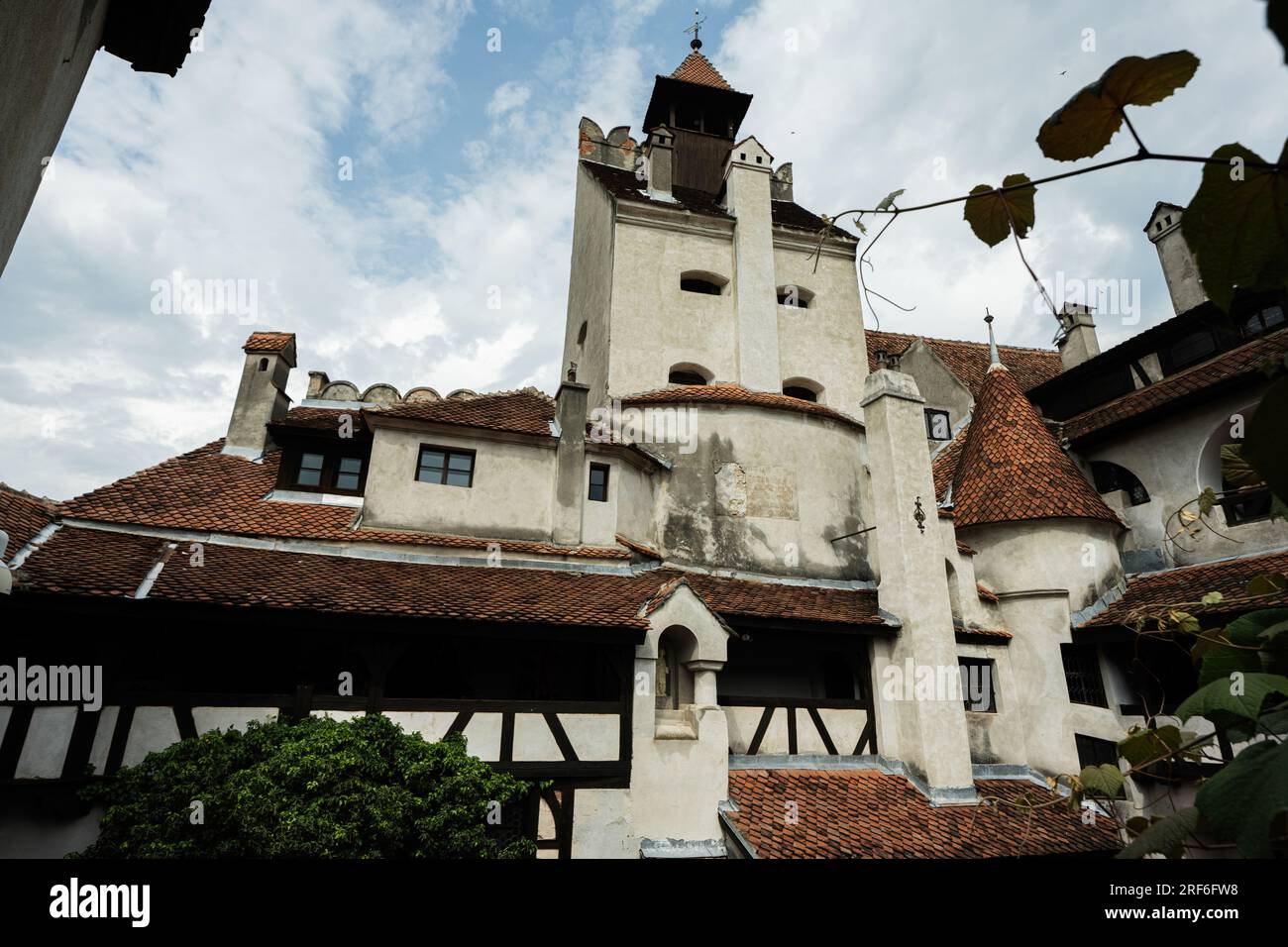 Le château de Bran en Roumanie. Château médiéval de Dracula dans les ...