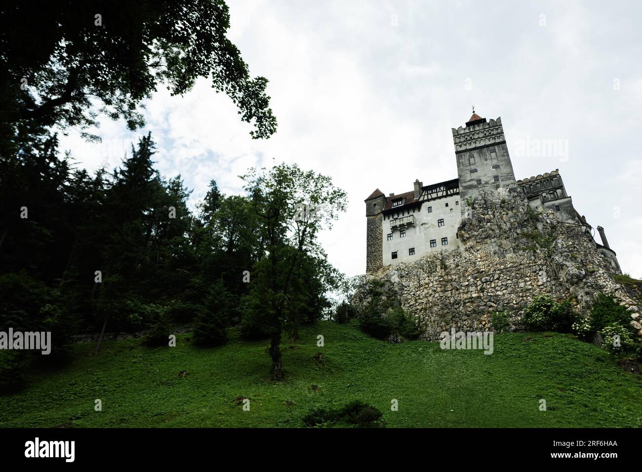 Le château de Bran en Roumanie. Château médiéval de Dracula dans les ...