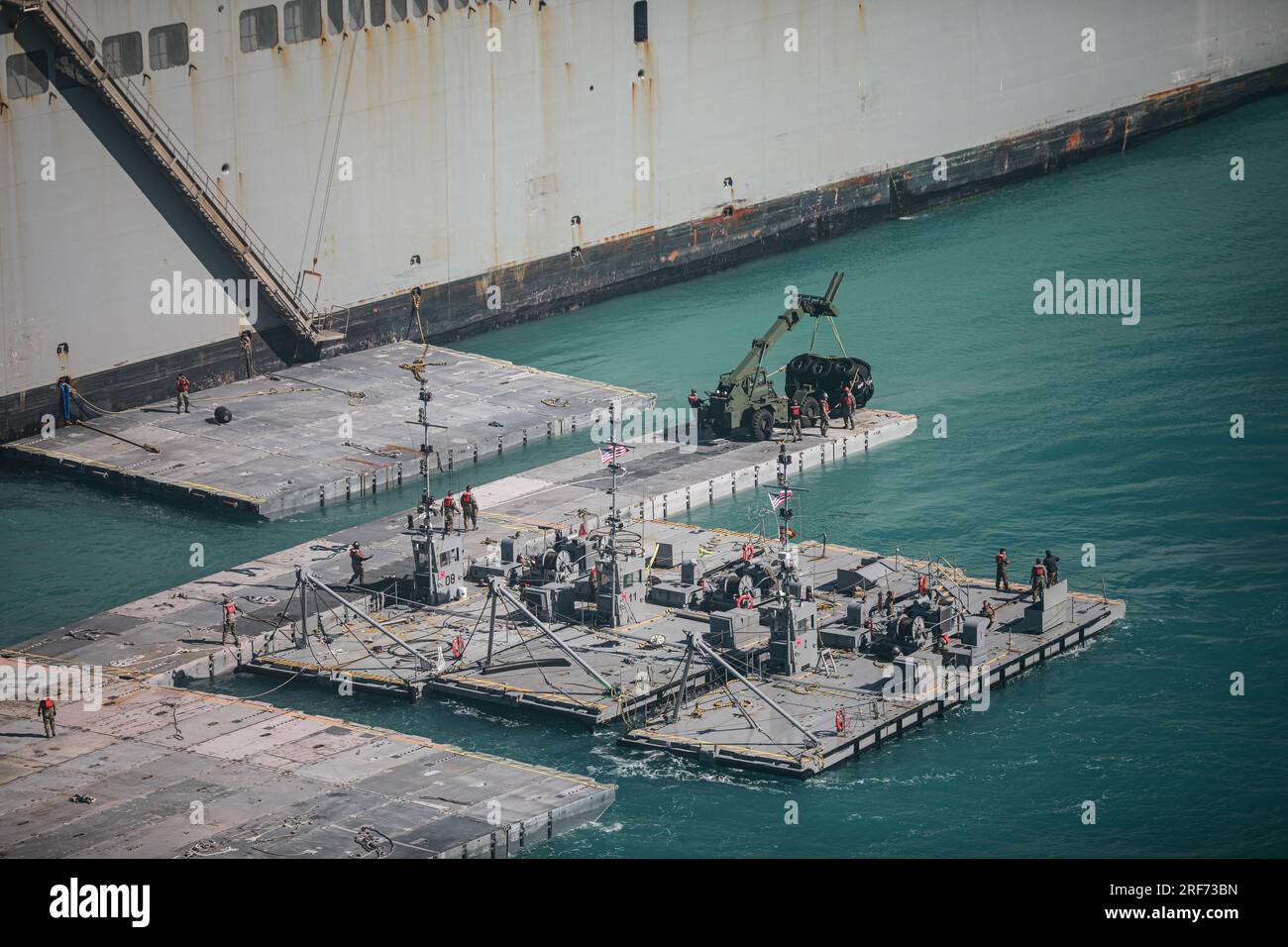 Les marins de l'armée affectés à la 368th Seaport Operations Company et ...