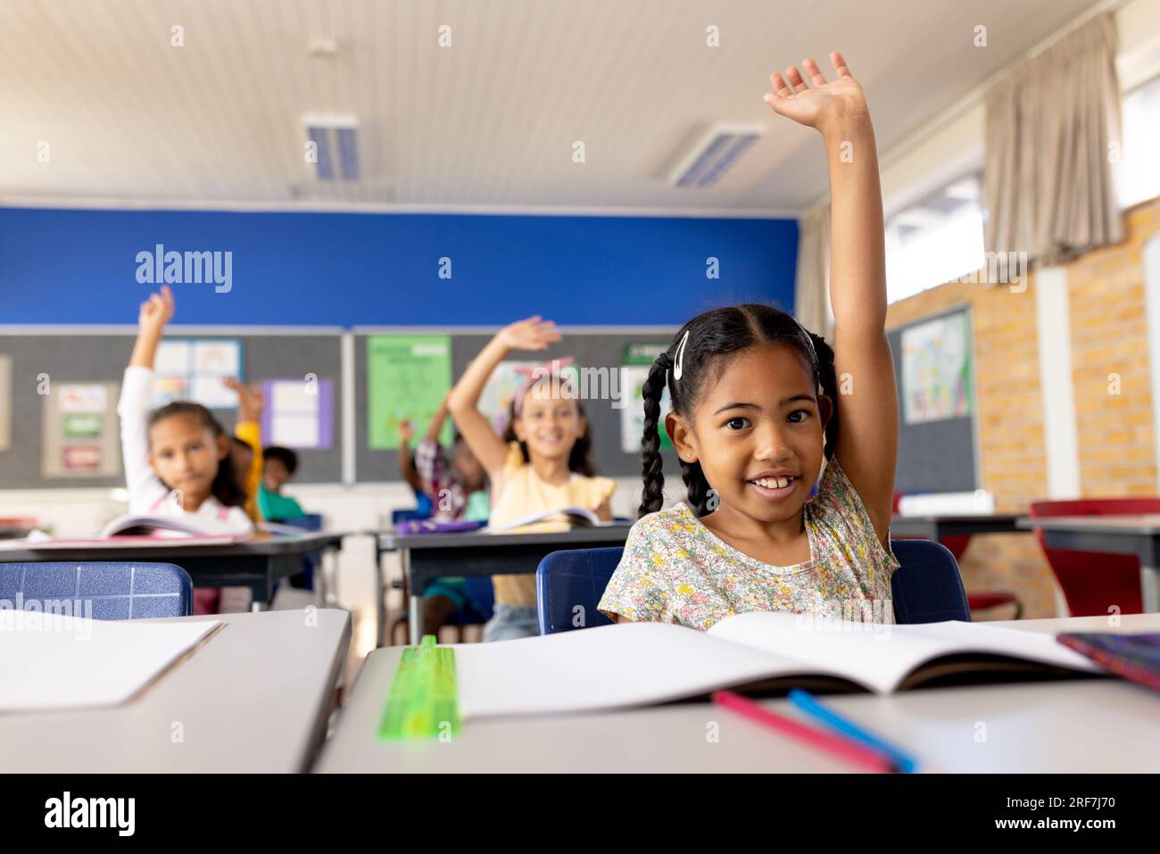 Enfant fille qui lève la main à l'école Banque de photographies et d ...