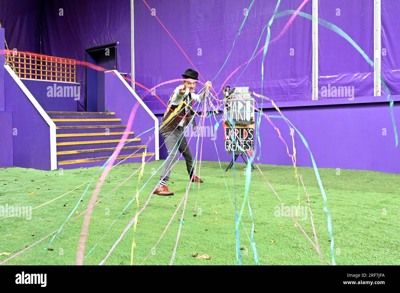 Slapstick comedy Banque de photographies et d’images à haute résolution - Alamy