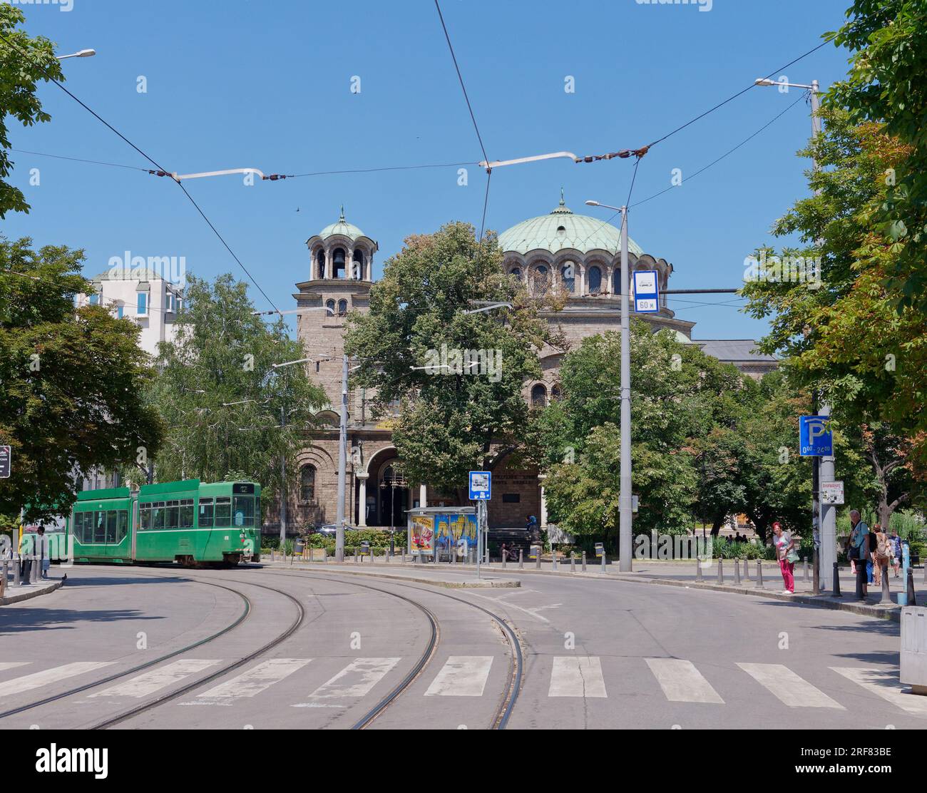 Église cathédrale Sveta Nedelya (orthodoxe orientale) avec un tramway ...