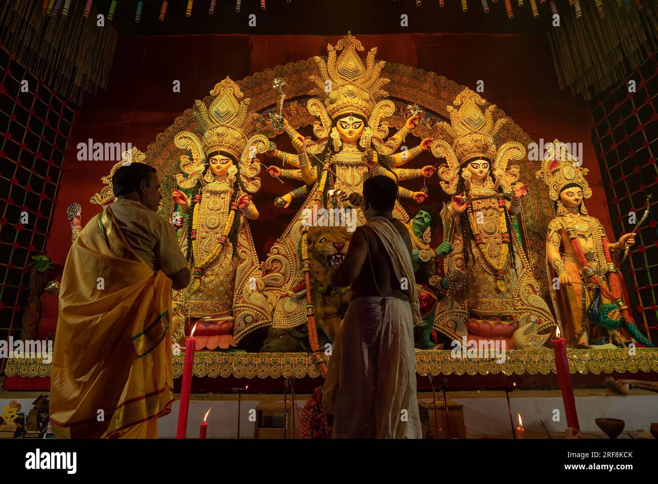 Durga puja aarti Banque de photographies et d’images à haute résolution ...