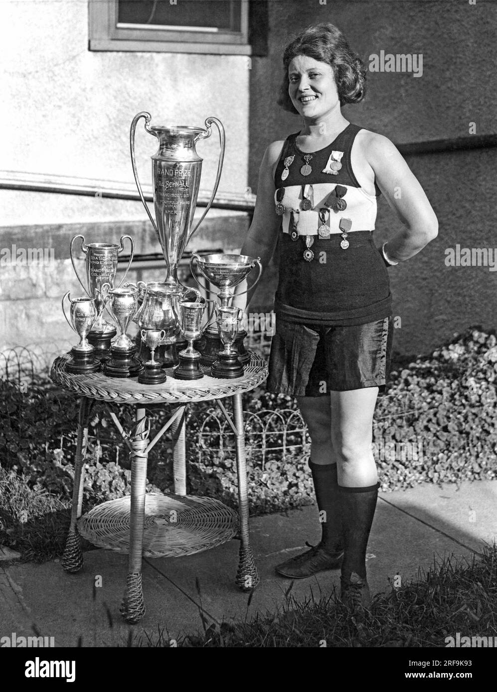 États-Unis : c. 1917. IDA Schnall. Athlète champion américain. Elle ...