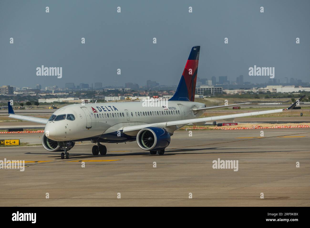 Un avion Delta est vu à l'aéroport international Dallas-fort Worth (DFW ...