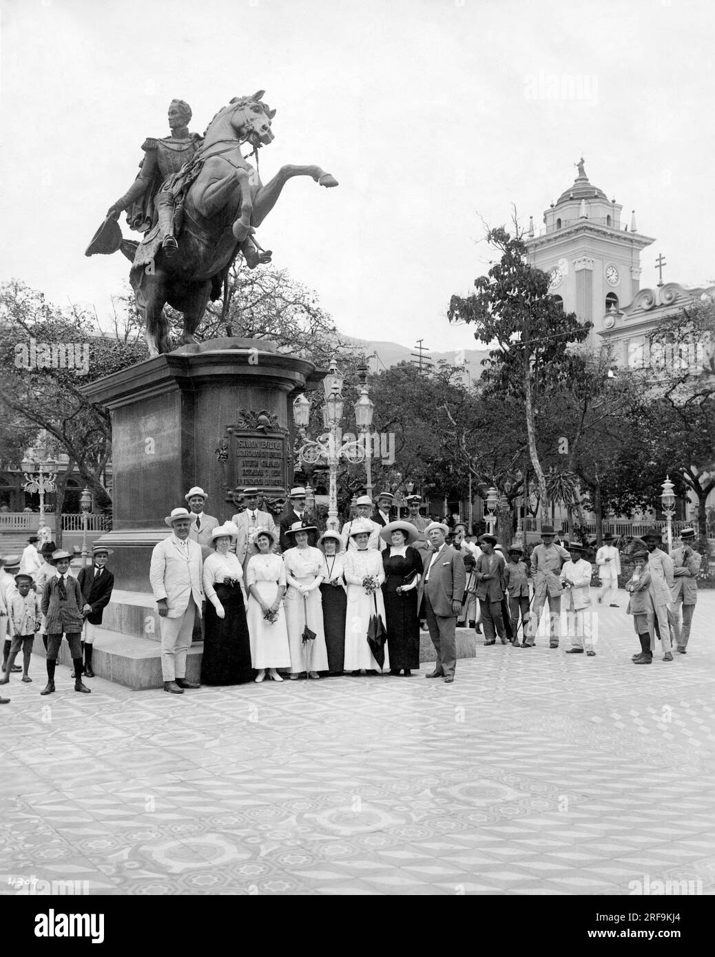 Caracas, Venezuela : c. 1915 touristes devant la statue de Simon ...