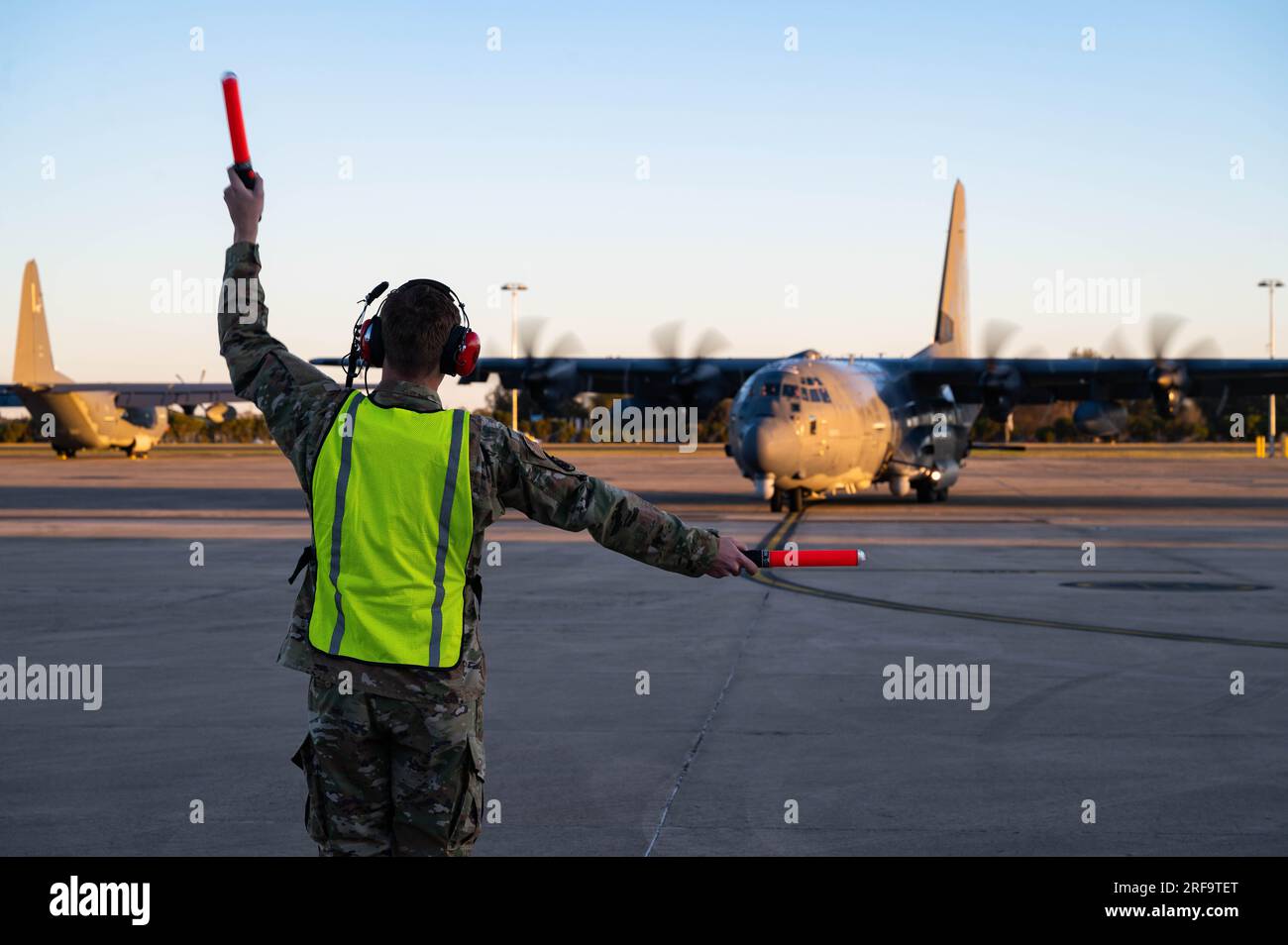 Un chef d'équipage du 27th Special Operations Aircraft Maintenance ...