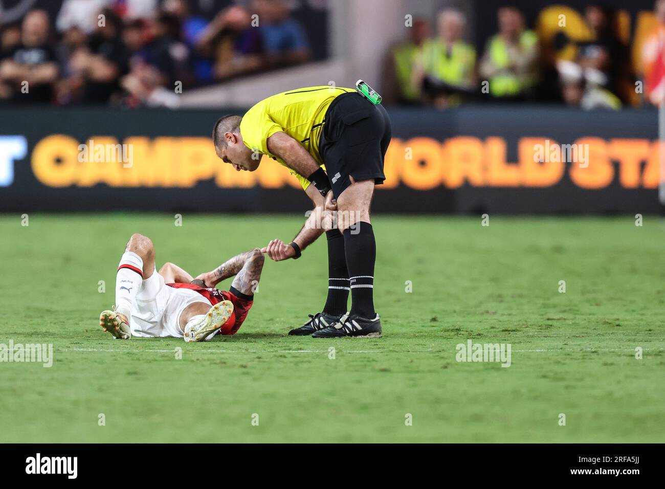 1 août 2023 : l'arbitre Alex Chilowicz vérifie l'attaquant de l'AC ...