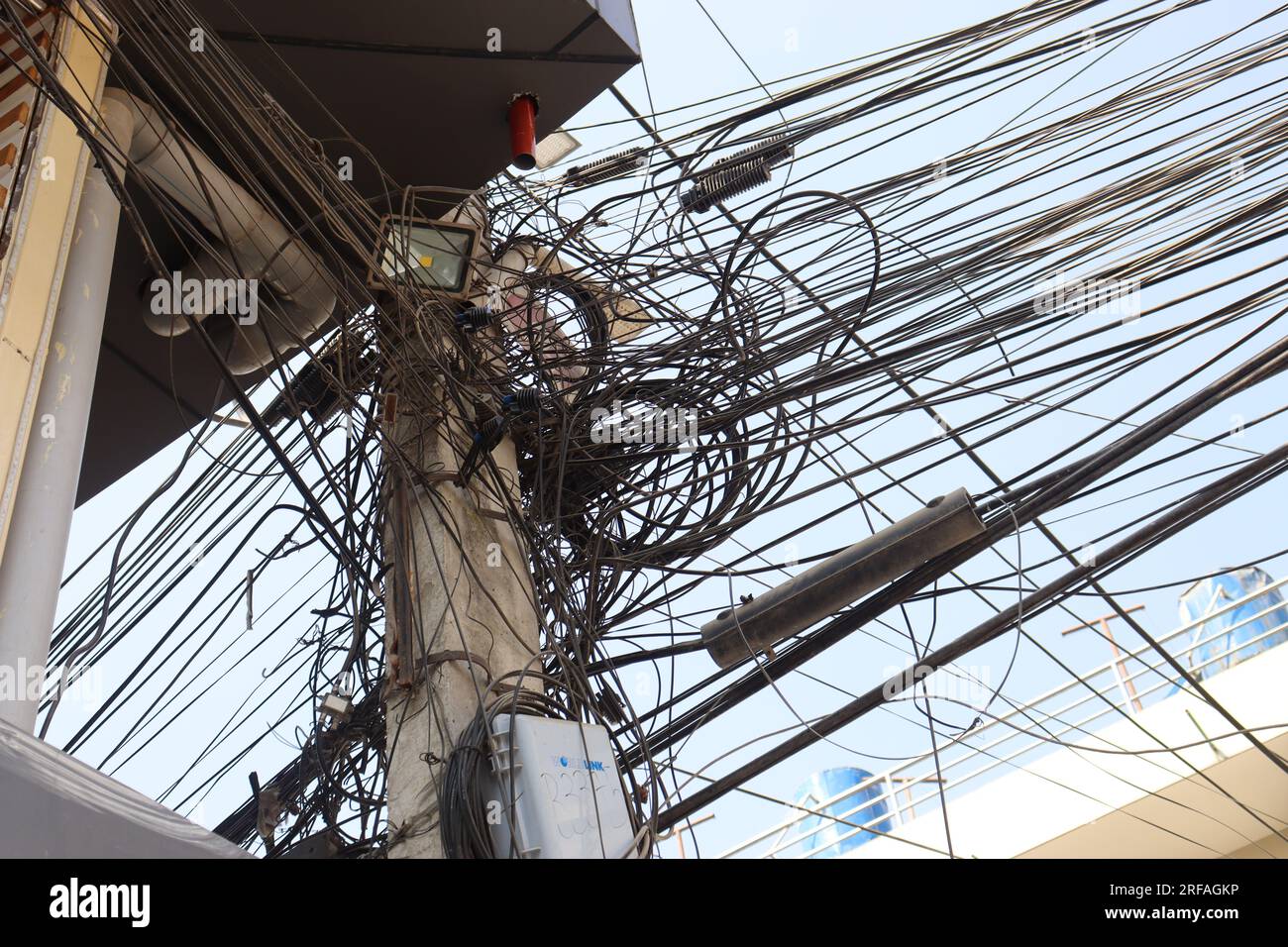 Téléphone cable tv et electric sur poteau Banque de photographies et d ...
