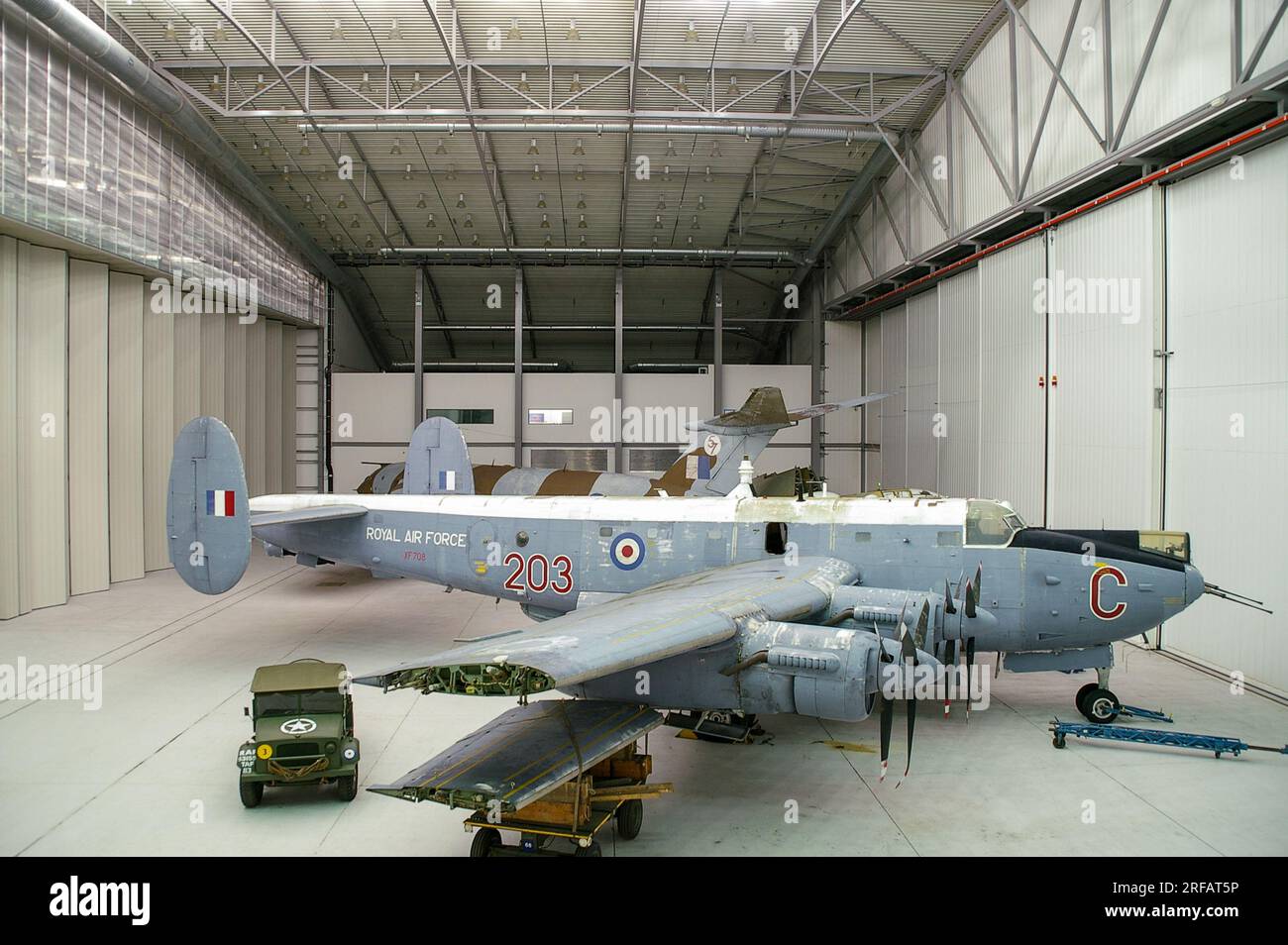 Avro Shackleton MR3, avec Handley page Victor derrière, autrefois ...