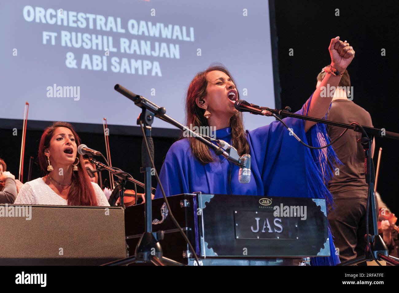 Rushil Ranjan et Abi Sampa de Orchestra Qawwali Project se produisant ...