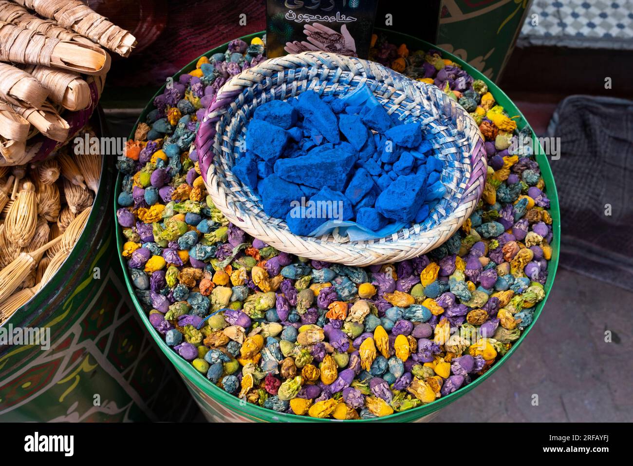 Maroc : pierres de teinture naturelle indigo traditionnelles dans un ...
