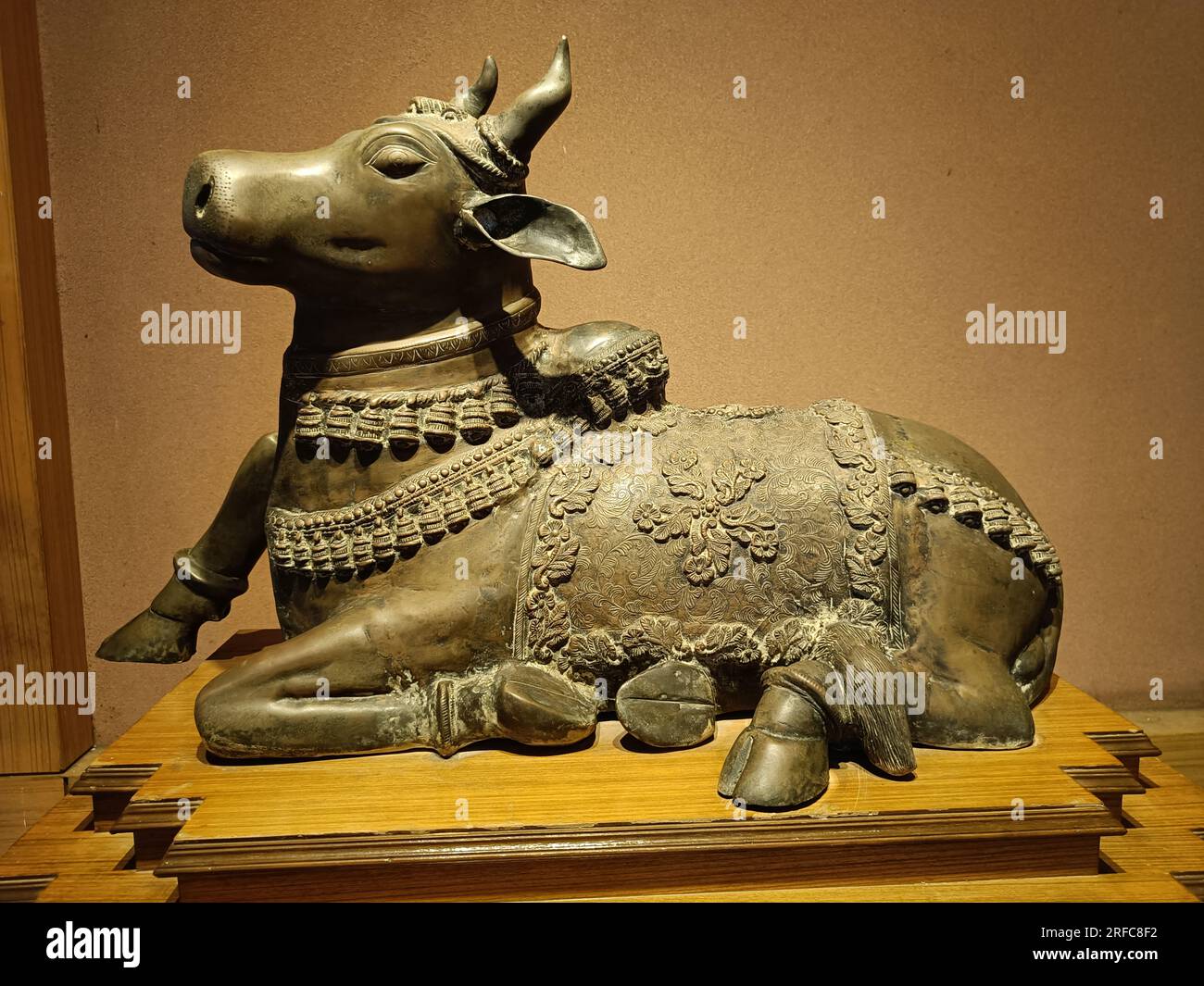 Figurine taureau bronze Banque de photographies et d’images à haute résolution - Alamy