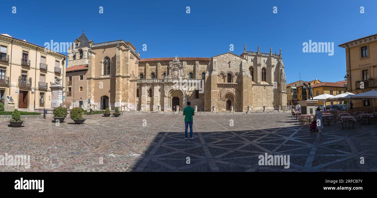 León Espagne - 07 04 2021 : vue panoramique sur la place San Isidoro ...