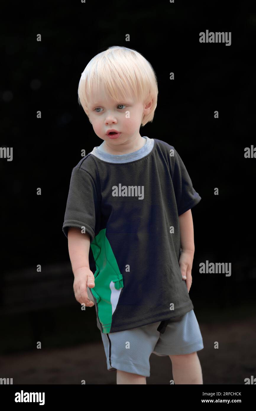 Jeune garçon blanc aux cheveux blonds Banque de photographies et d ...