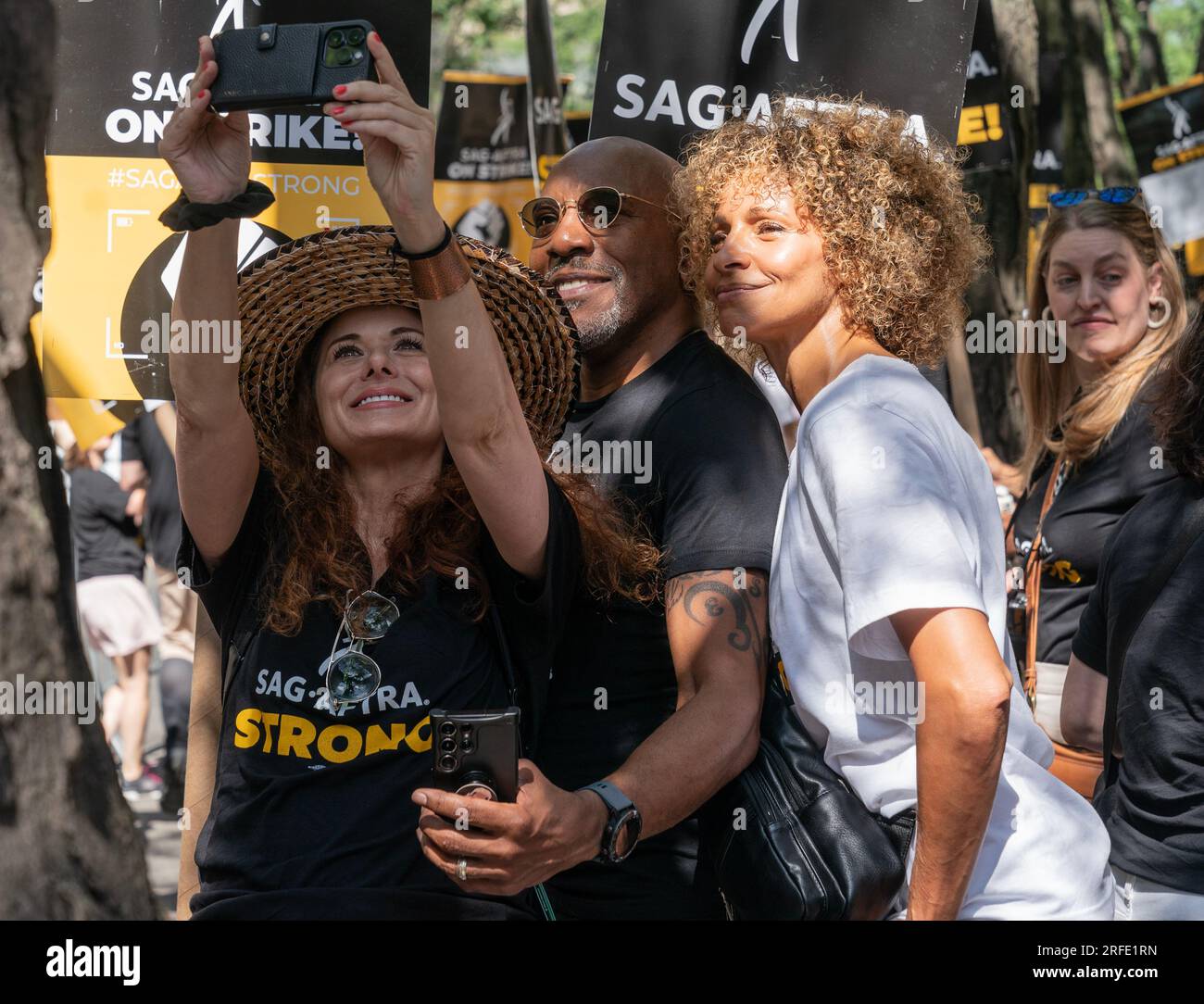 Deborah Messing, Ezra Knight et Michelle Hurd prennent un selfie alors ...