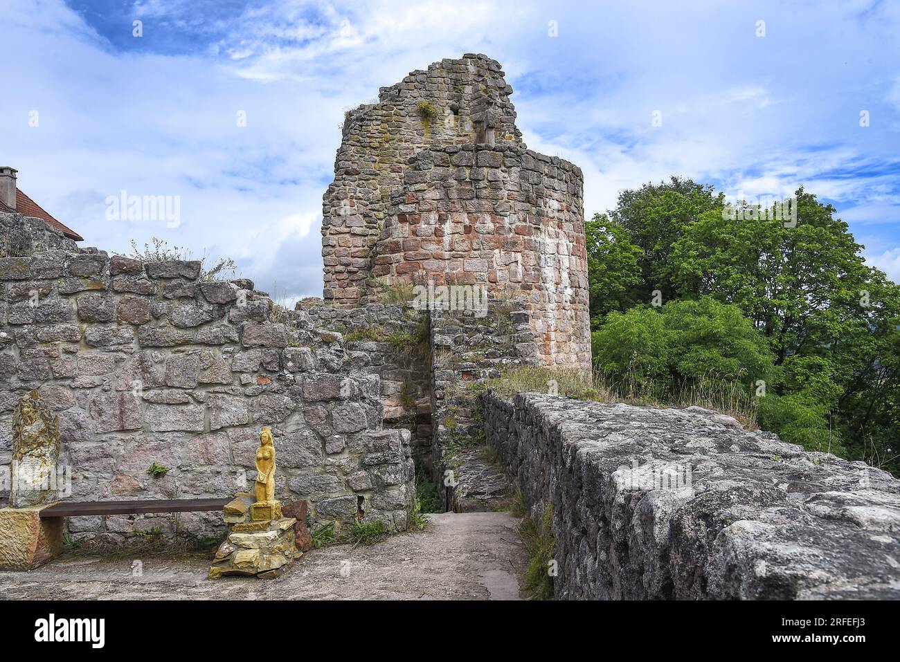 Le château gothique de Pecka est ouvert au public et contient plusieurs ...