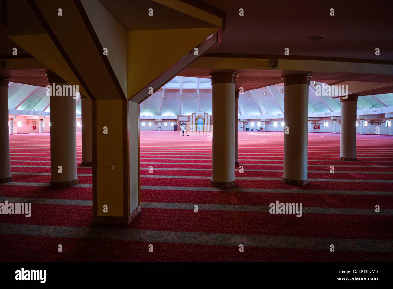 Vue intérieure, regardant à travers la section de colonnes entre le ...