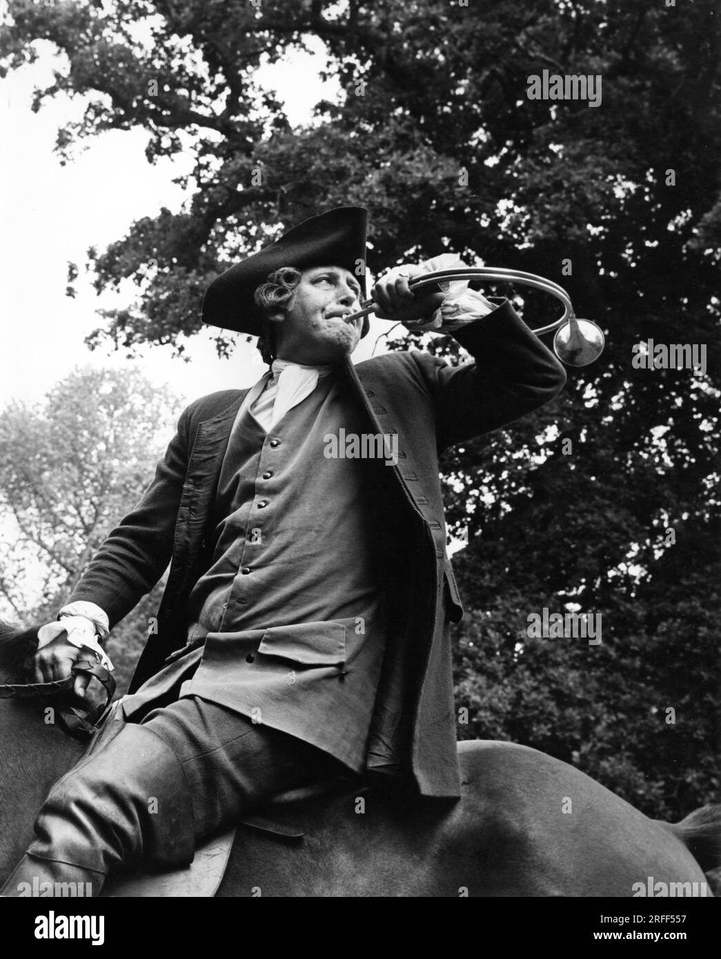 Blowing hunting horn Banque d'images noir et blanc - Alamy