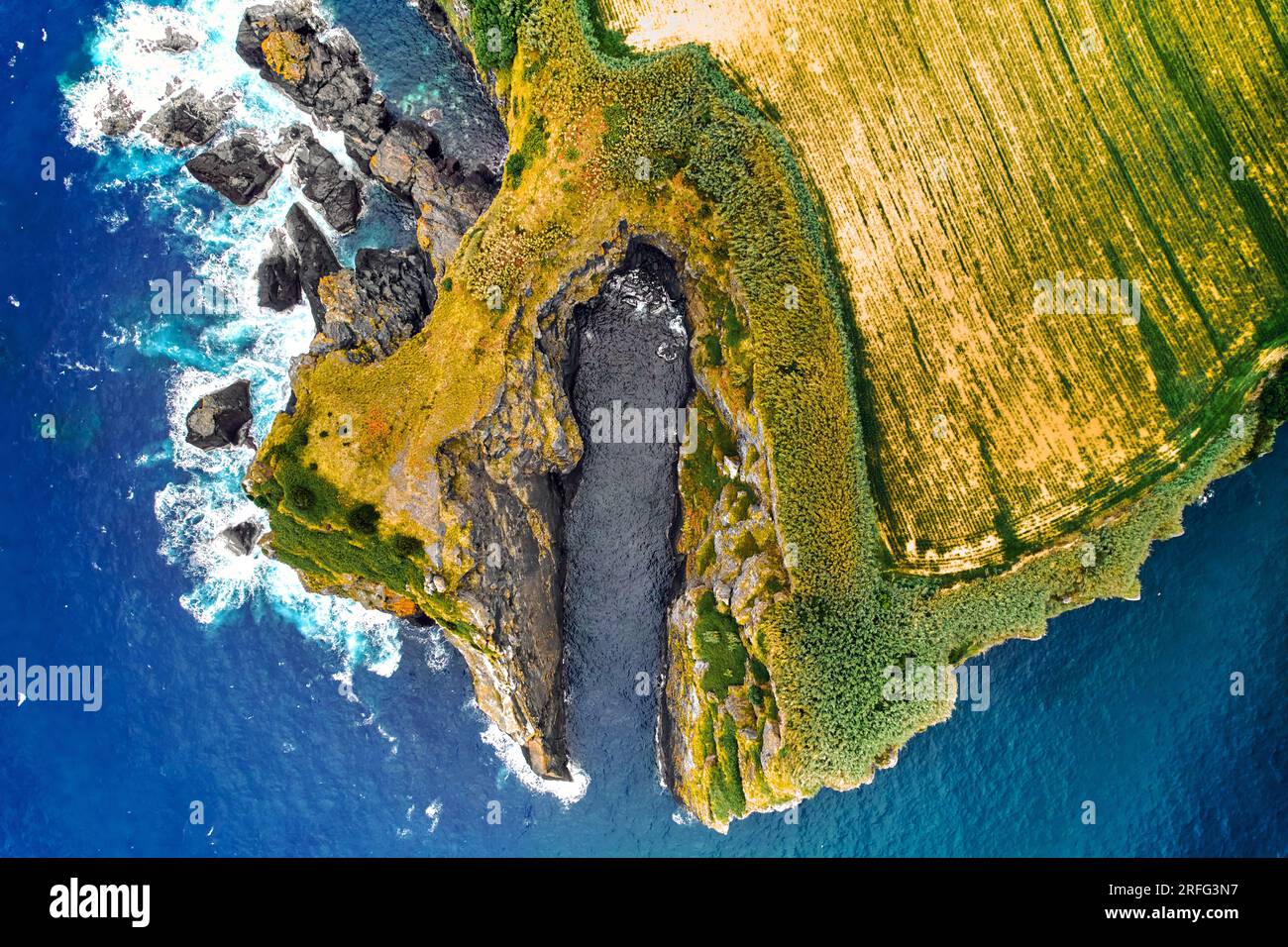 Plan aérien, drone point de vue océan Atlantique surf, littoral rocheux ...