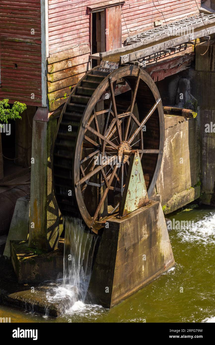 Moulin à roue hydraulique Banque de photographies et d’images à haute résolution - Alamy