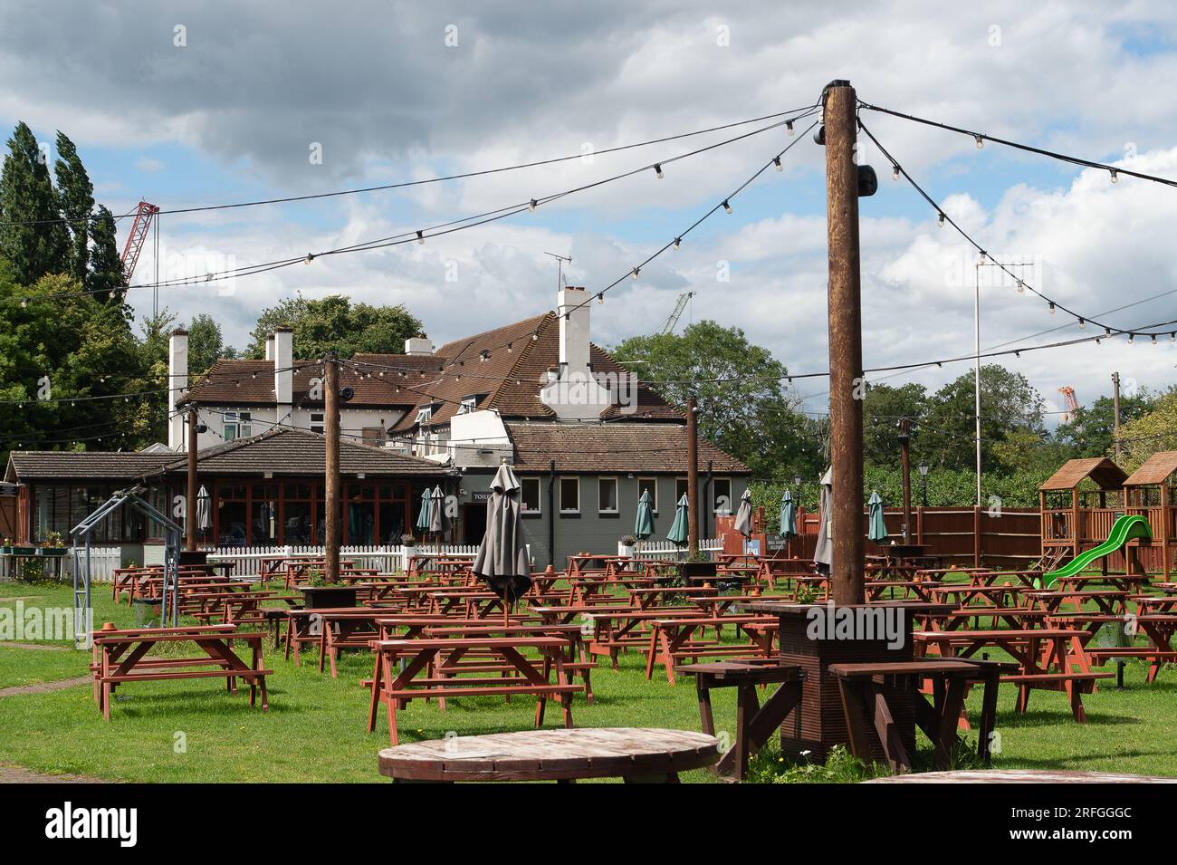 Harefield, Royaume-Uni. 3 août 2023. Le jardin de pub River Garden sur ...