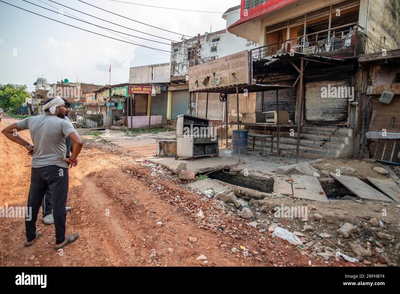 Gurugram, Inde. 03 août 2023. Un homme regarde son magasin de ...