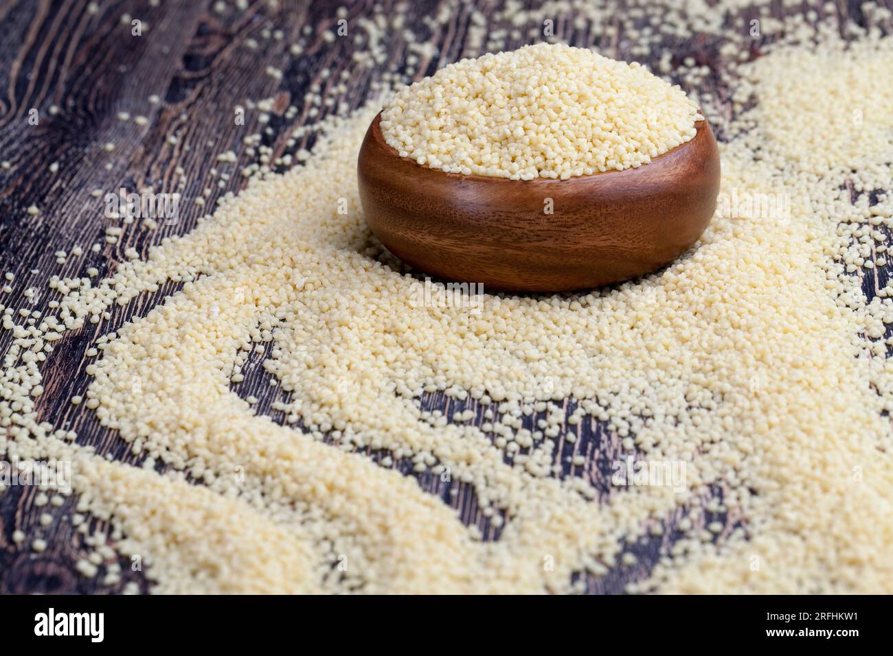 Le couscous écrasé sec jaune est un aliment traditionnel pour l'Afrique ...