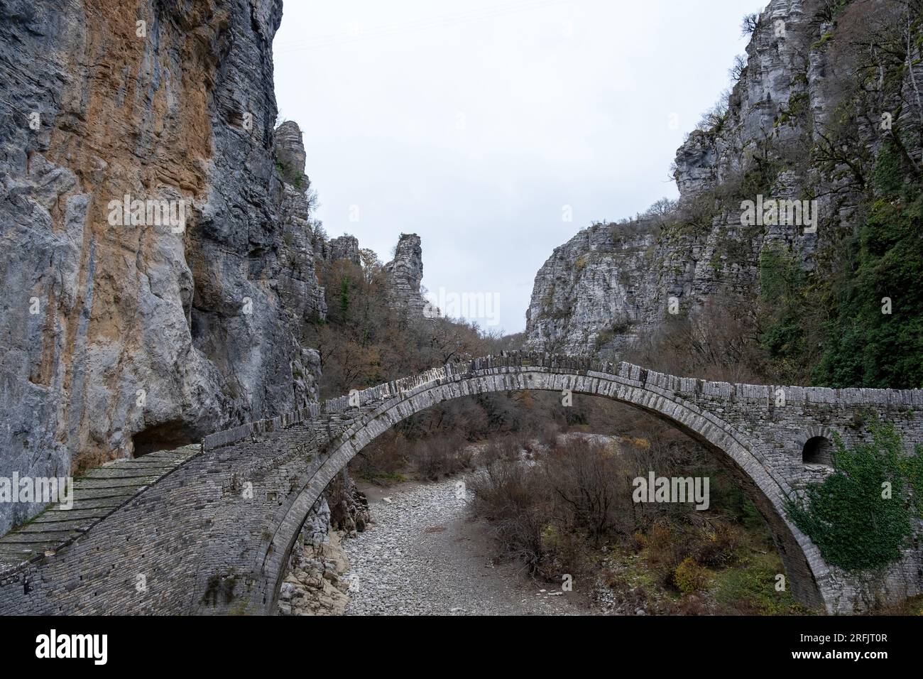 Medieval arched stone bridge Banque de photographies et d’images à ...