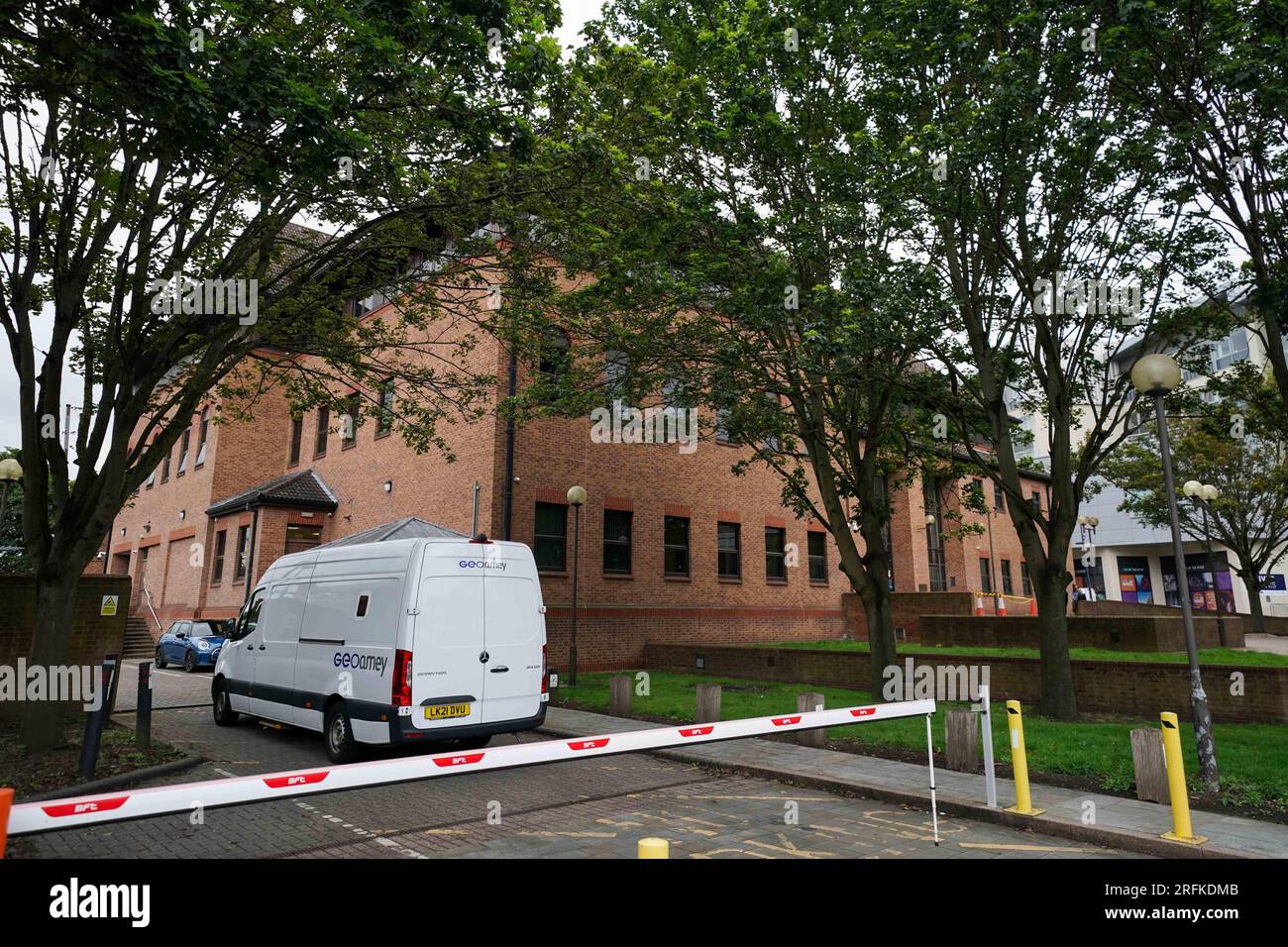 Une camionnette de garde est conduite à Derby Crown court, où Gemma ...