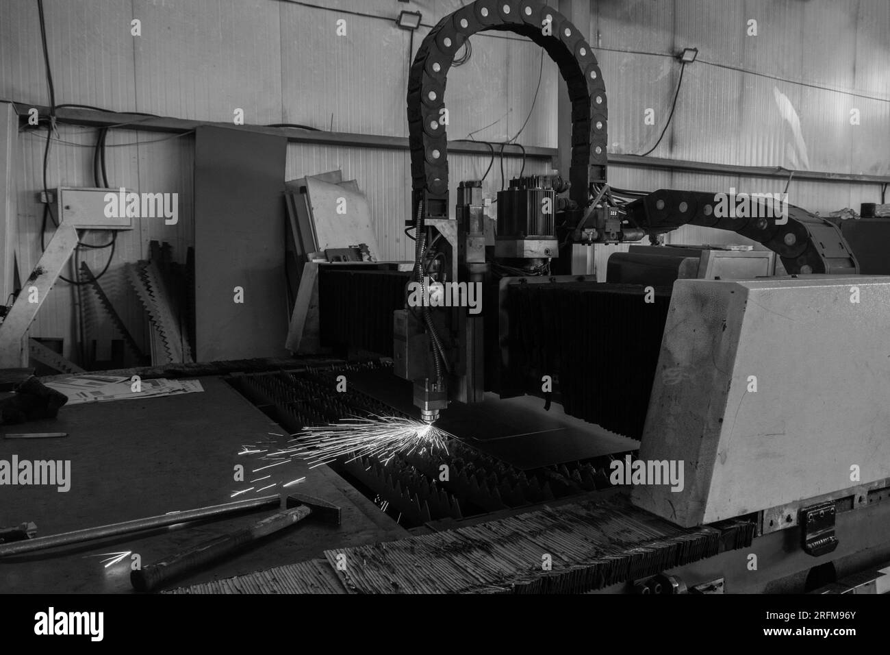 Découpe laser CNC du métal, technologie industrielle moderne. Découpe ...