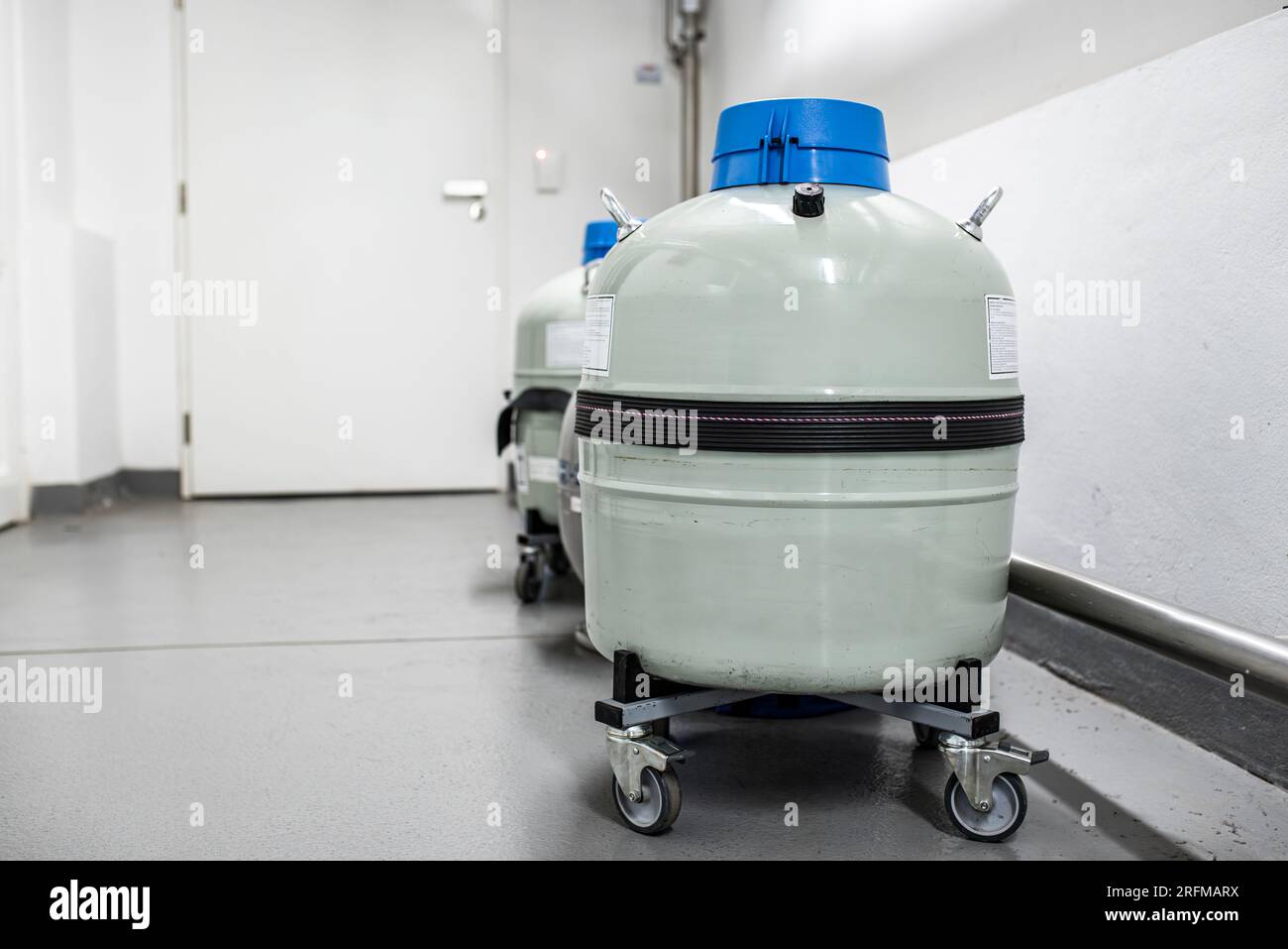 Réservoir de stockage d'azote liquide gris avec tuyau cryogénique de ...