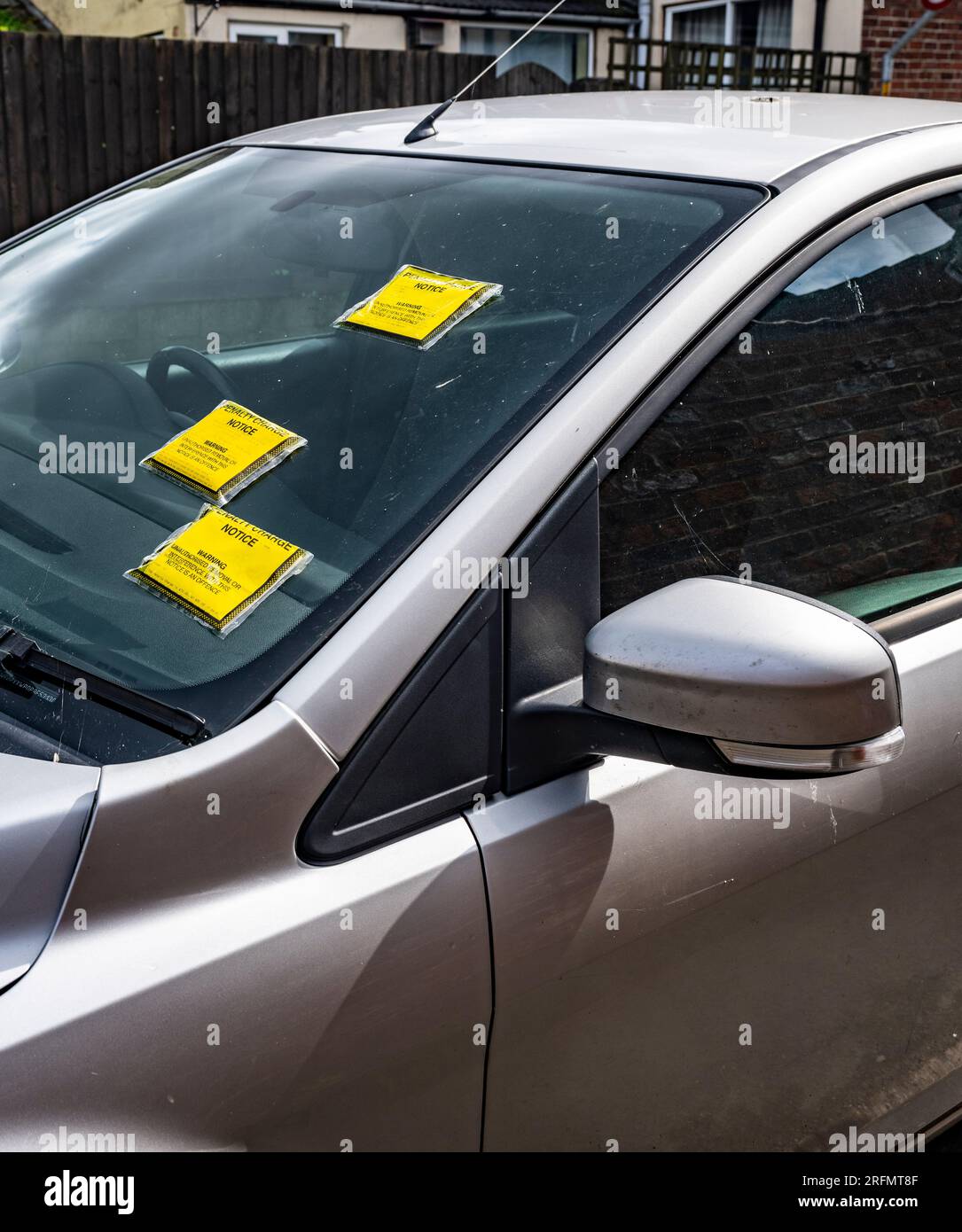 Contraventions de stationnement sur les pare brise des voitures Banque ...