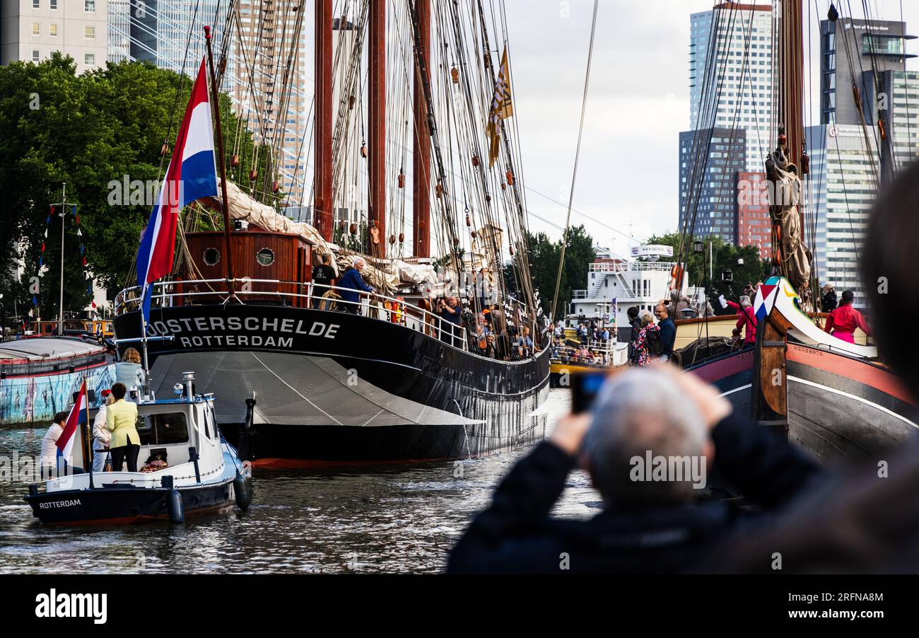 ROTTERDAM - l'équipage de l'Oosterschelde est salué depuis le quai. Le ...
