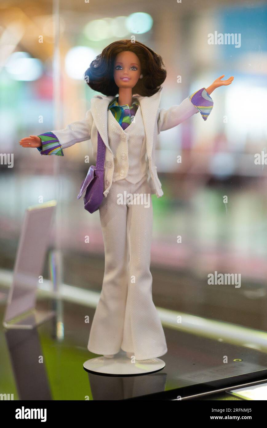 Une poupée Barbie est exposée à l'exposition «Barbie film and Fashion», plus de 200 poupées ...