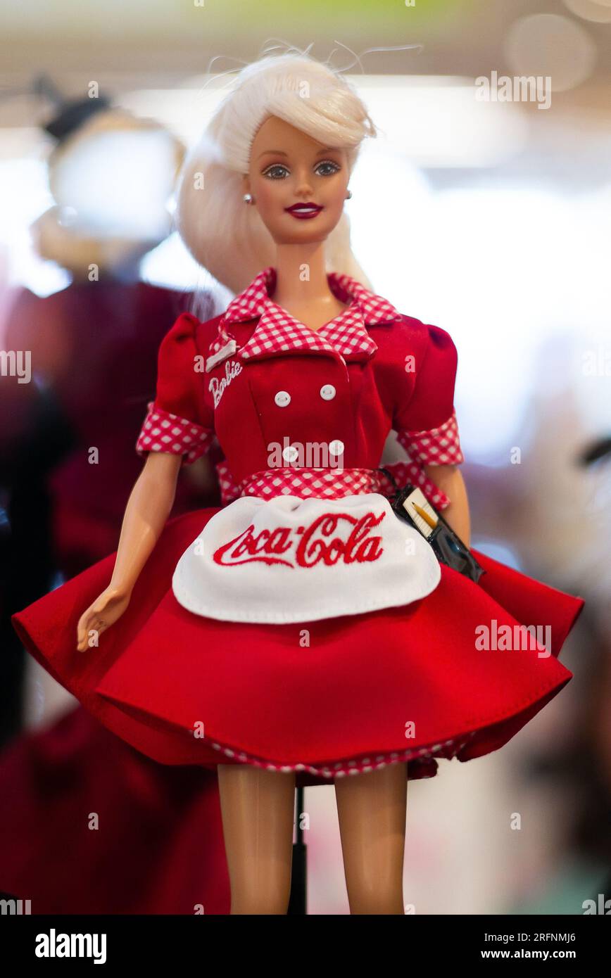 Une poupée Barbie est exposée à l'exposition «Barbie film and Fashion», plus de 200 poupées ...