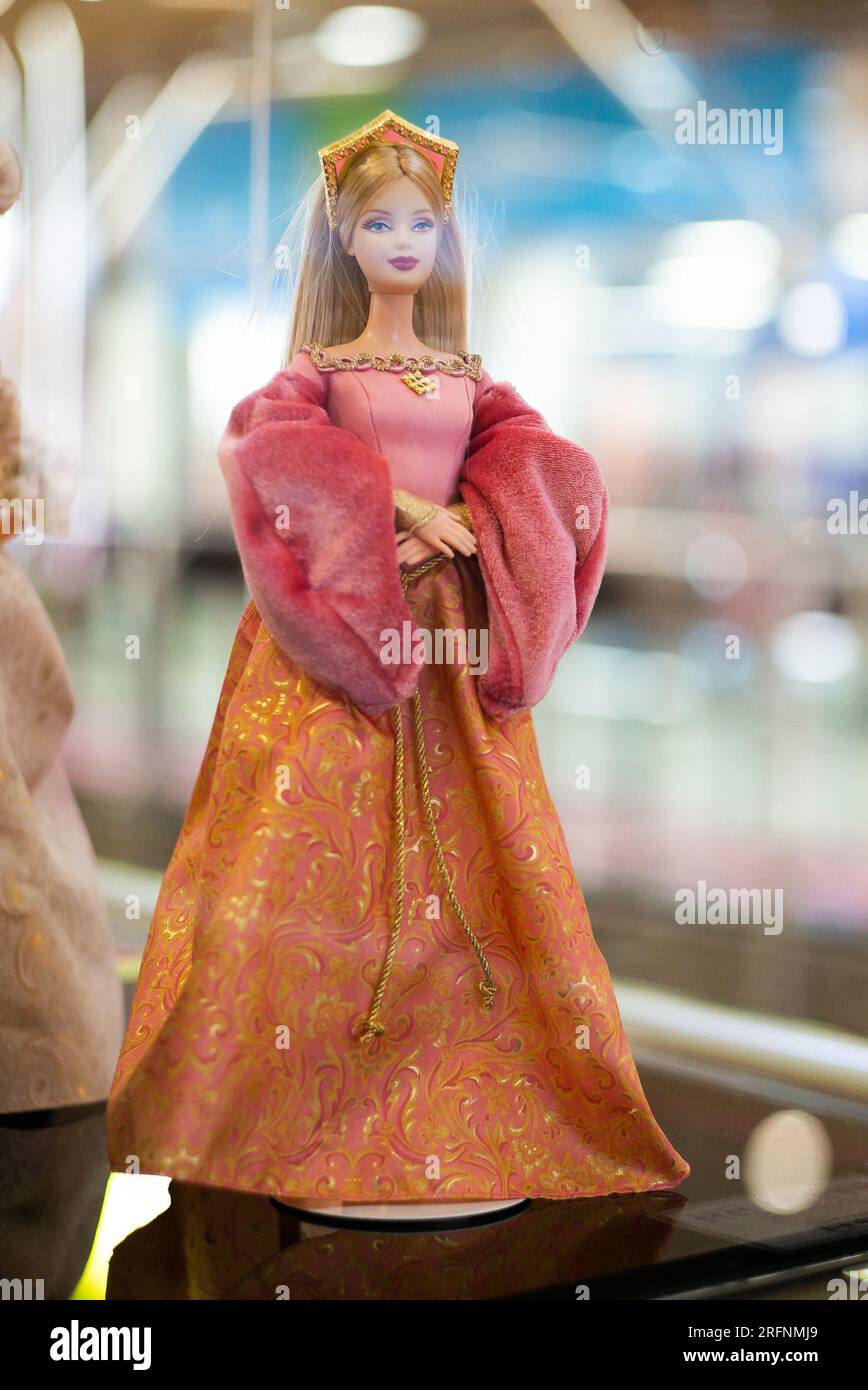 Une poupée Barbie est exposée à l'exposition «Barbie film and Fashion», plus de 200 poupées ...