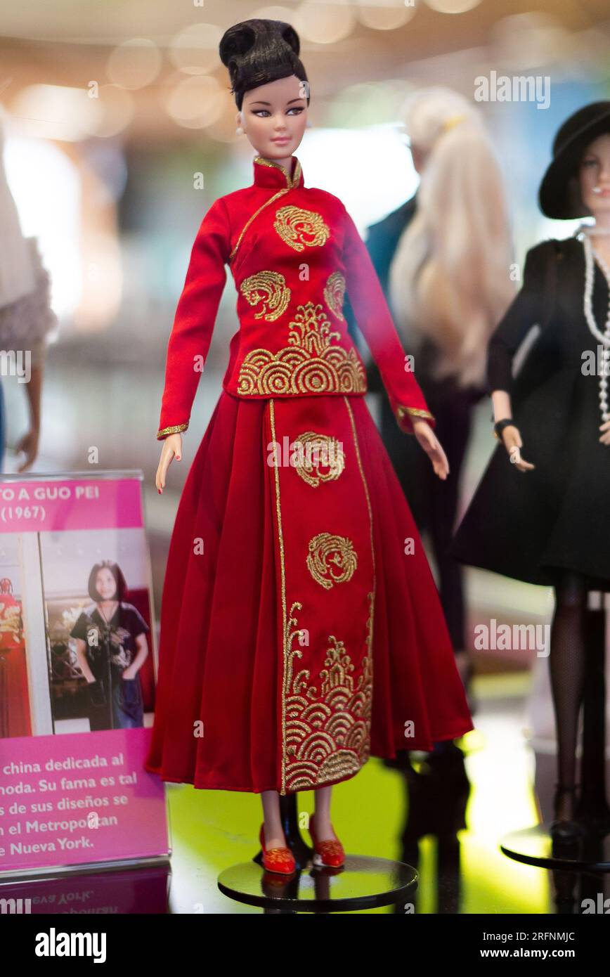 Une poupée Barbie est exposée à l'exposition «Barbie film and Fashion», plus de 200 poupées ...