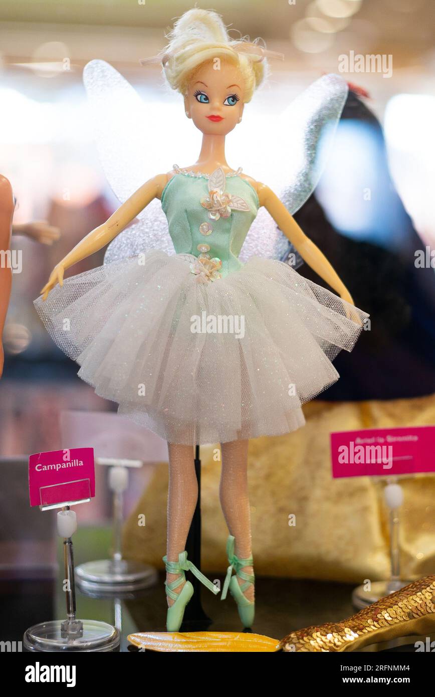 Une poupée Barbie est exposée à l'exposition «Barbie film and Fashion», plus de 200 poupées ...