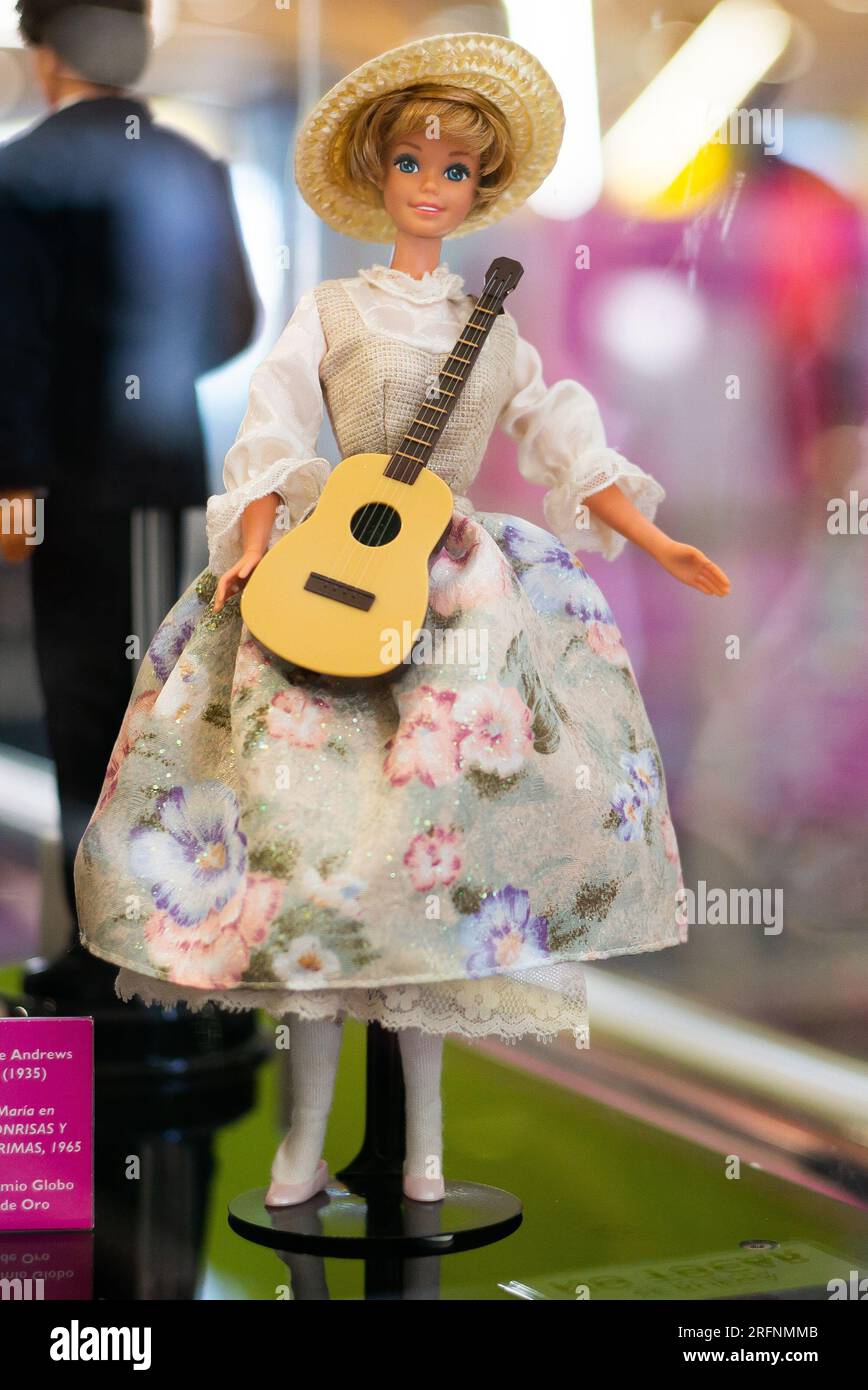 Une poupée Barbie est exposée à l'exposition «Barbie film and Fashion», plus de 200 poupées ...