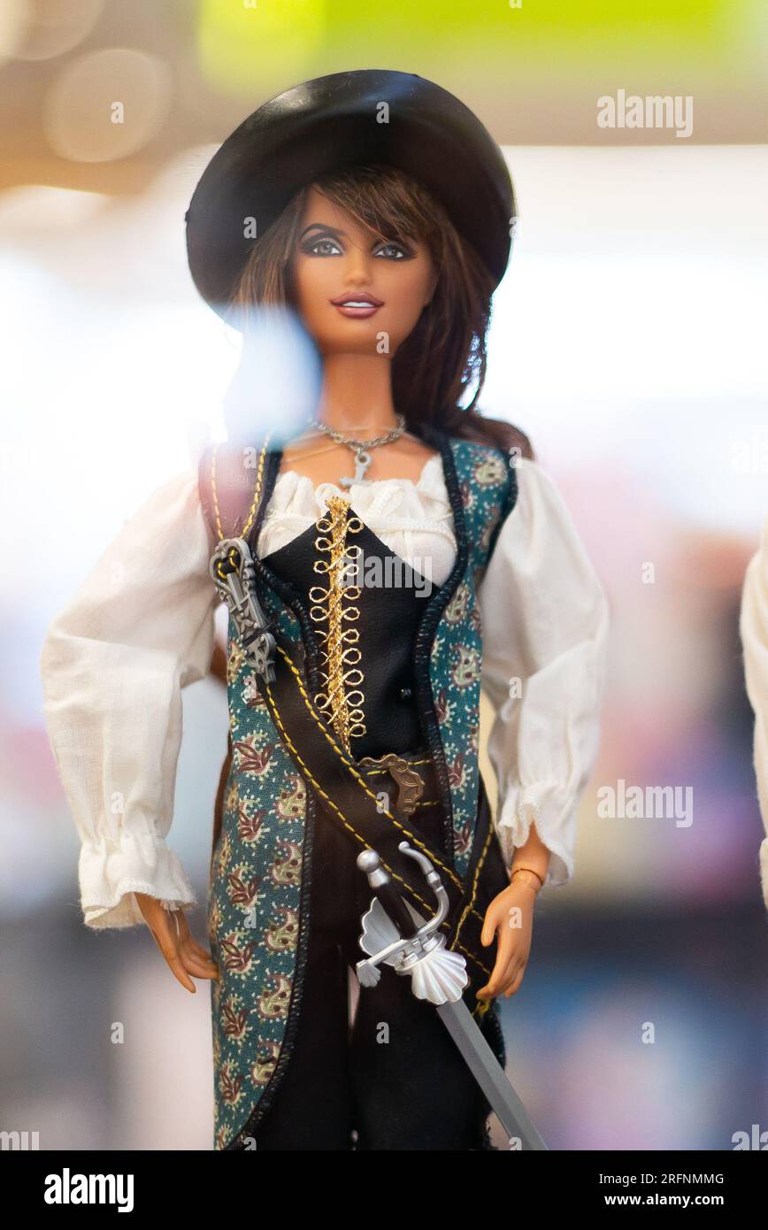 Une poupée Barbie est exposée à l'exposition «Barbie film and Fashion», plus de 200 poupées ...