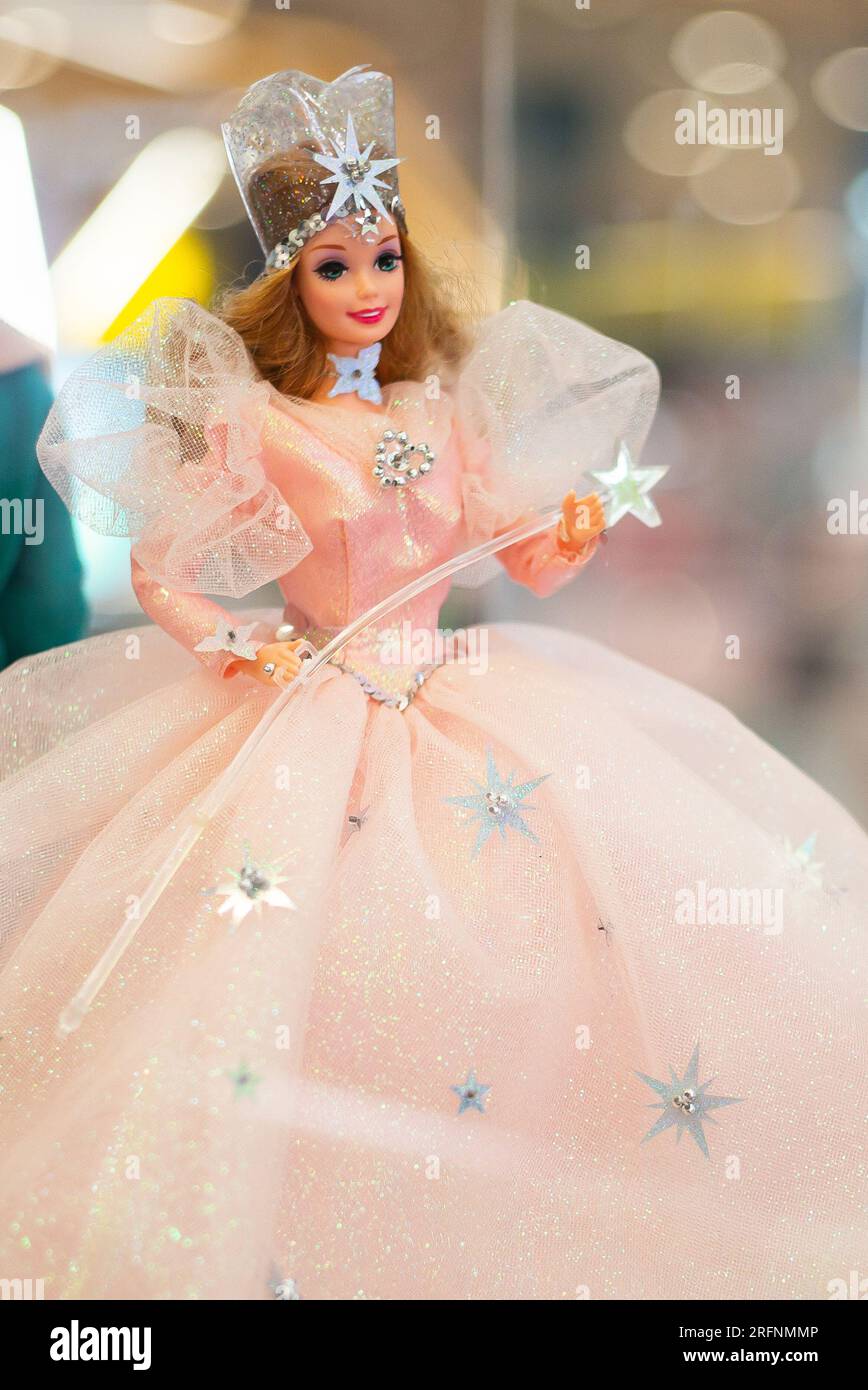 Une poupée Barbie est exposée à l'exposition «Barbie film and Fashion», plus de 200 poupées ...